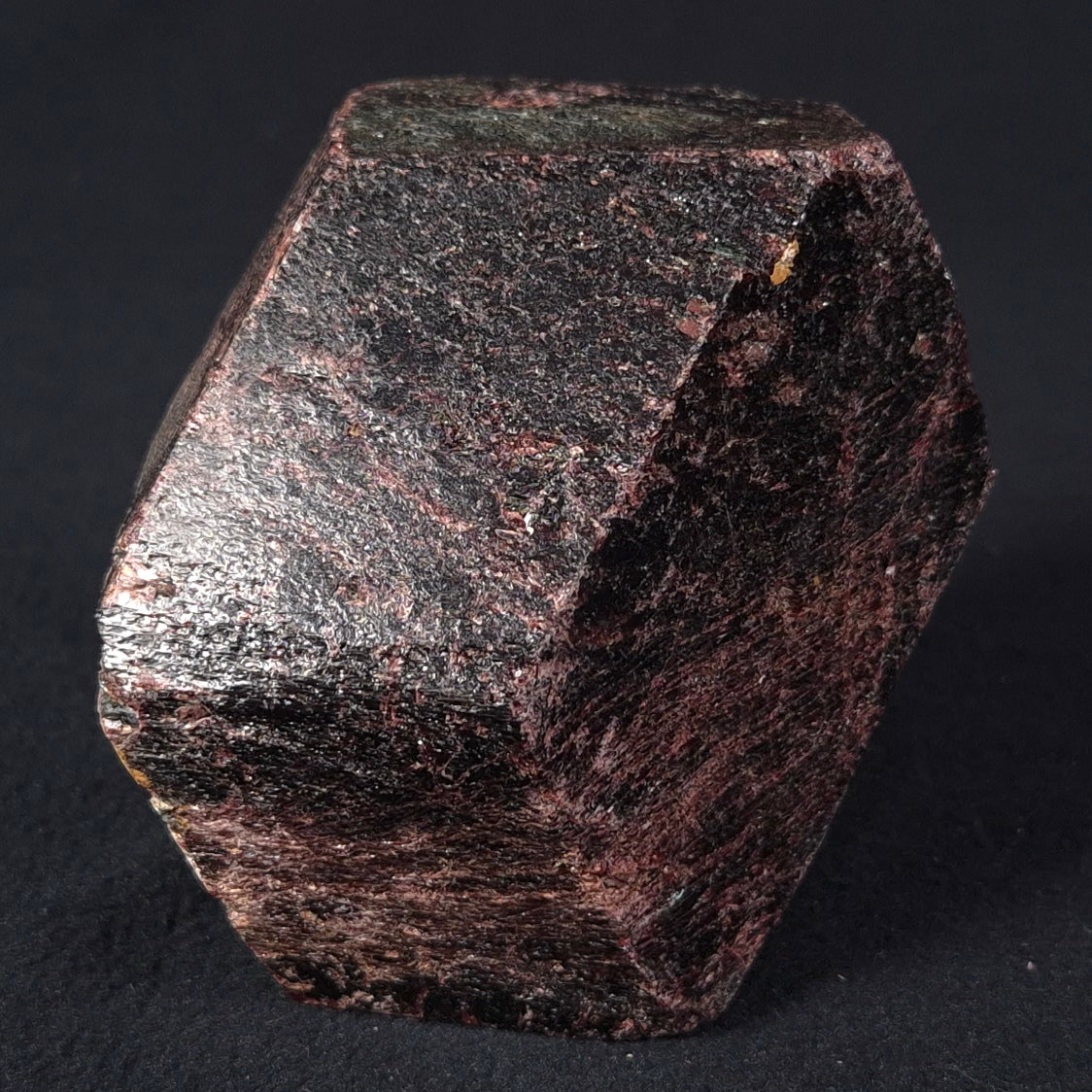 Australia’s Bold Red Crystals: Almandine Garnets from Broken Hill ...