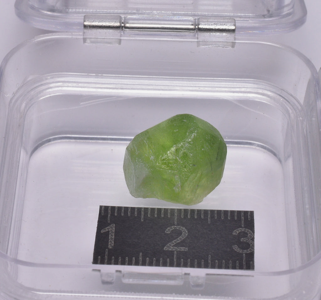 PERIDOT IN RAW FORM P1047 – Crystal World Exhibition Centre